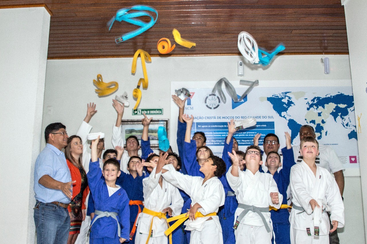 Troca de faixa dos alunos de judô da ACM Região das Hortênsias | ACM-RS