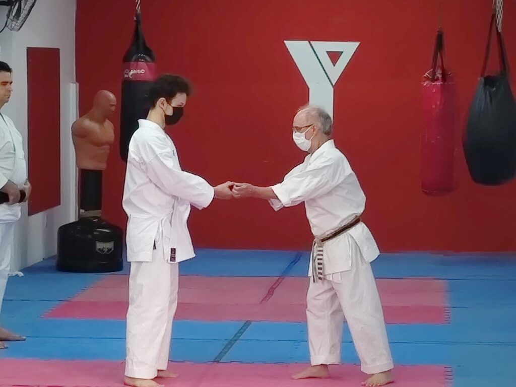 Aluno de karatê da ACM Esportes Centro recebe faixa preta | ACM-RS